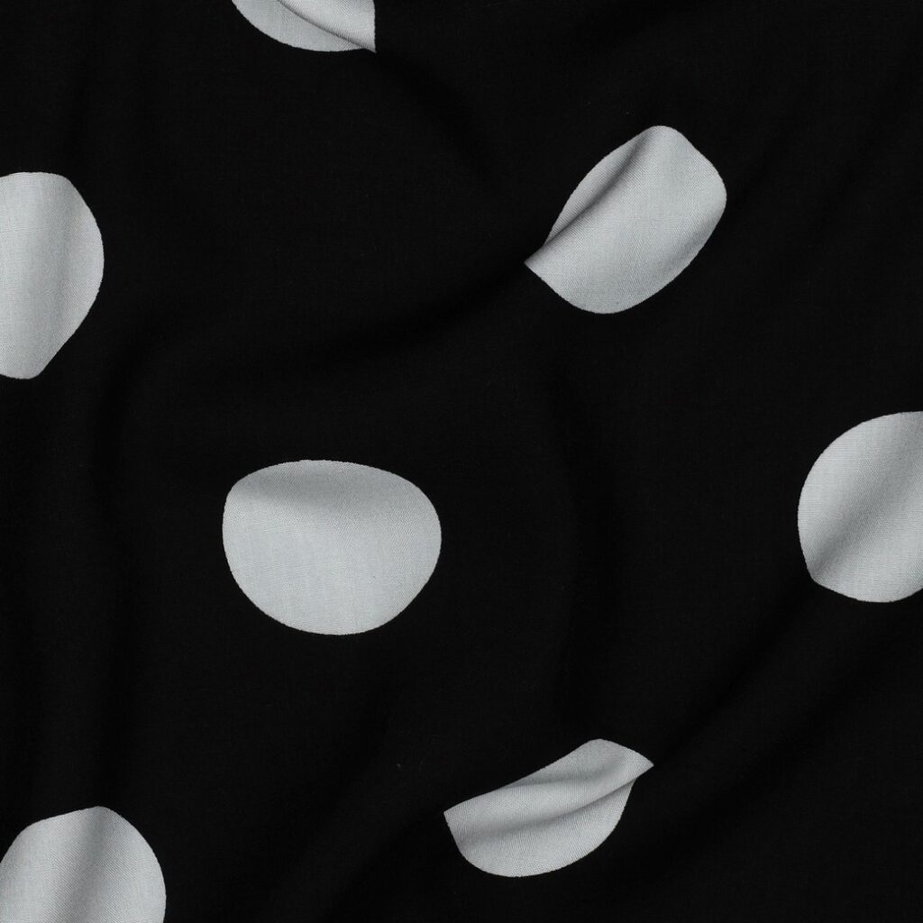 Viskos Polkaprick svart/vit fg 21 - Skroten textil